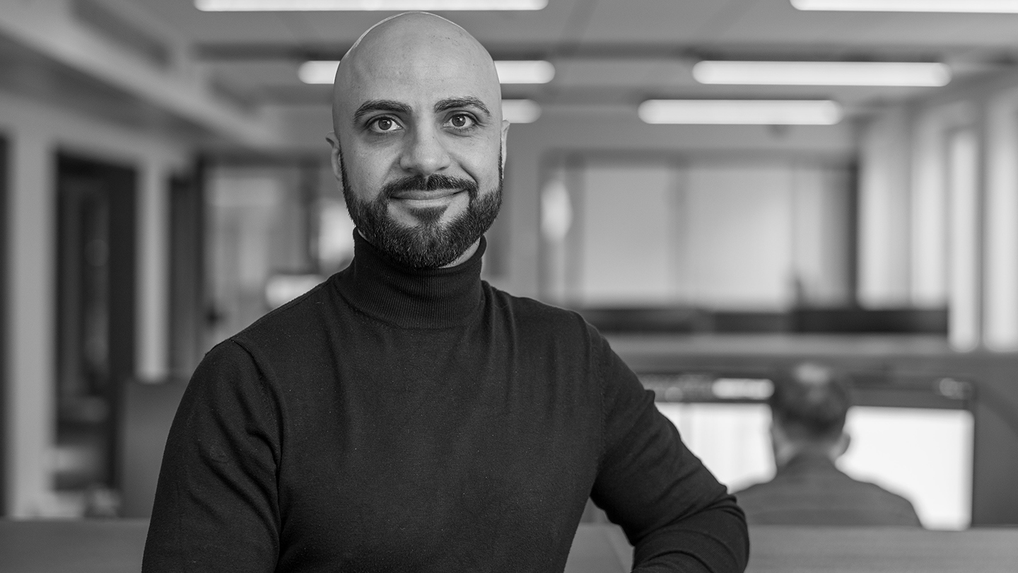 Han brinner för att bygga bolag – möt Amin Omrani, Årets alumn 2023 - Högskolan i Borås